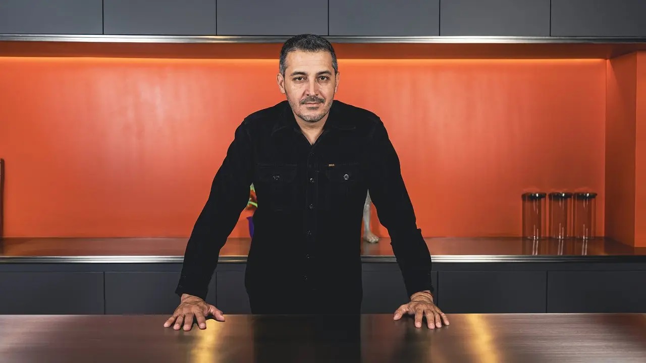 Conoce al colombiano que arma negocios millonarios para artistas como J Balvin y Karol G ...