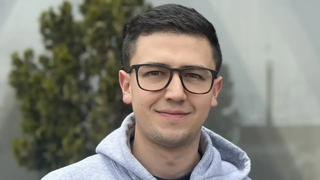 Empezó a programar cuando tenía 13 años, ahora tiene empresas de ...