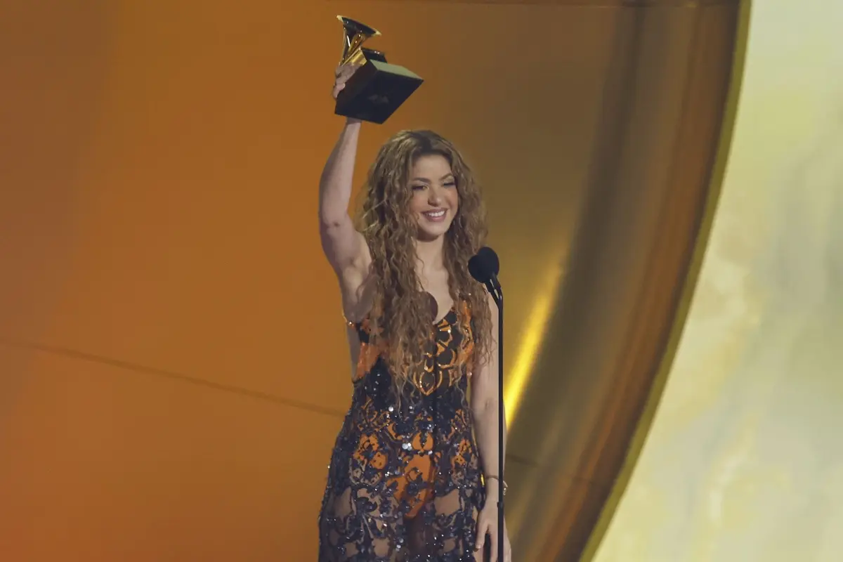 Shakira recibe el Grammy a mejor álbum de pop latino y dedica su premio ...